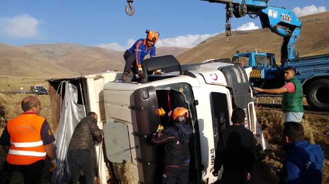Niğde'de kamyon şarampole devrildi, sürücüsü hayatını kaybetti - Son ...
