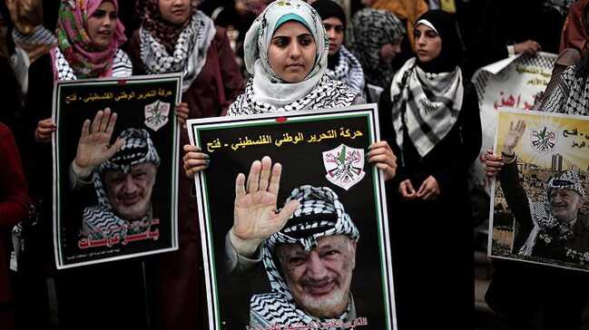 İşgalci İsrail'in askerlerinde Arafat'ı anma etkinliği sırasında okul ...