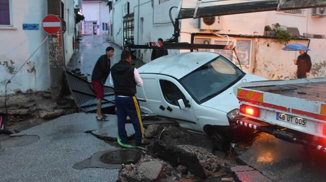 Bodrum'da sağanak yağış hayatı felç etti - Son Dakika Haberler | AKŞAM